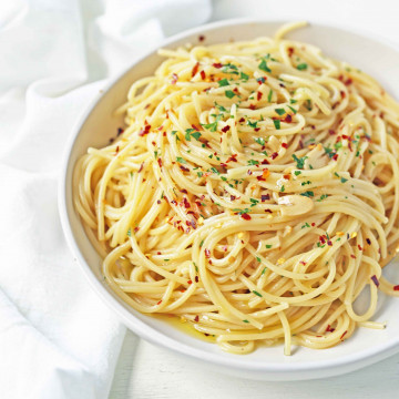 Spaghetti Aglio e Olio (Spaghetti with Garlic and Olive Oil) – Modern Honey